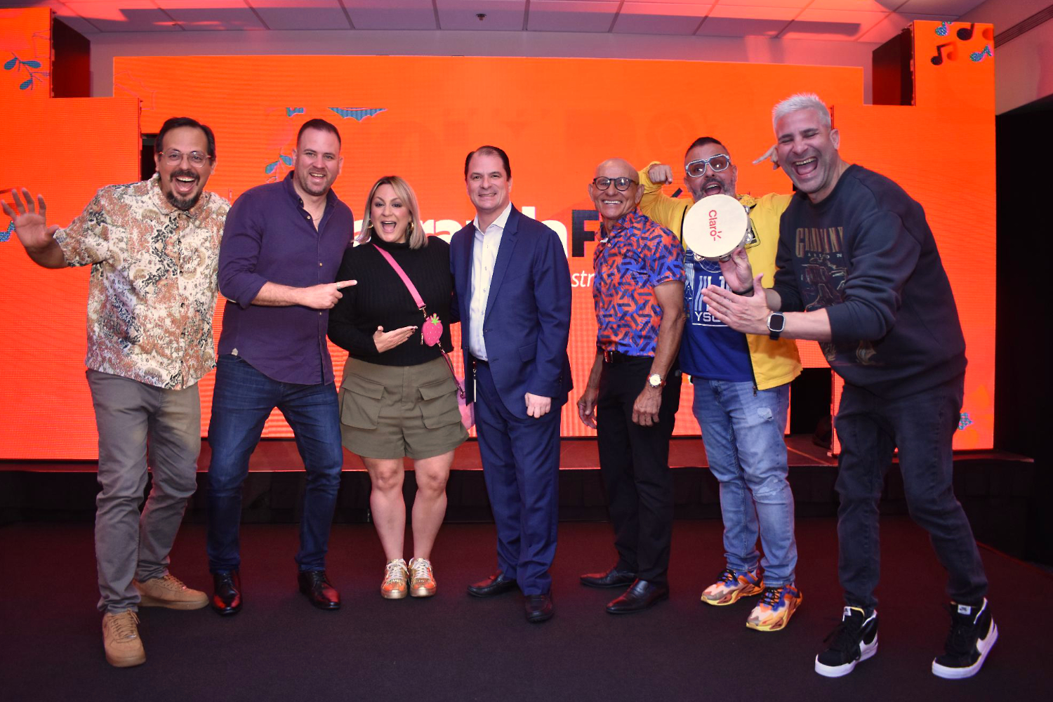 Claro presenta nueva campaña de Navidad con sus mejores ofertas - James ...