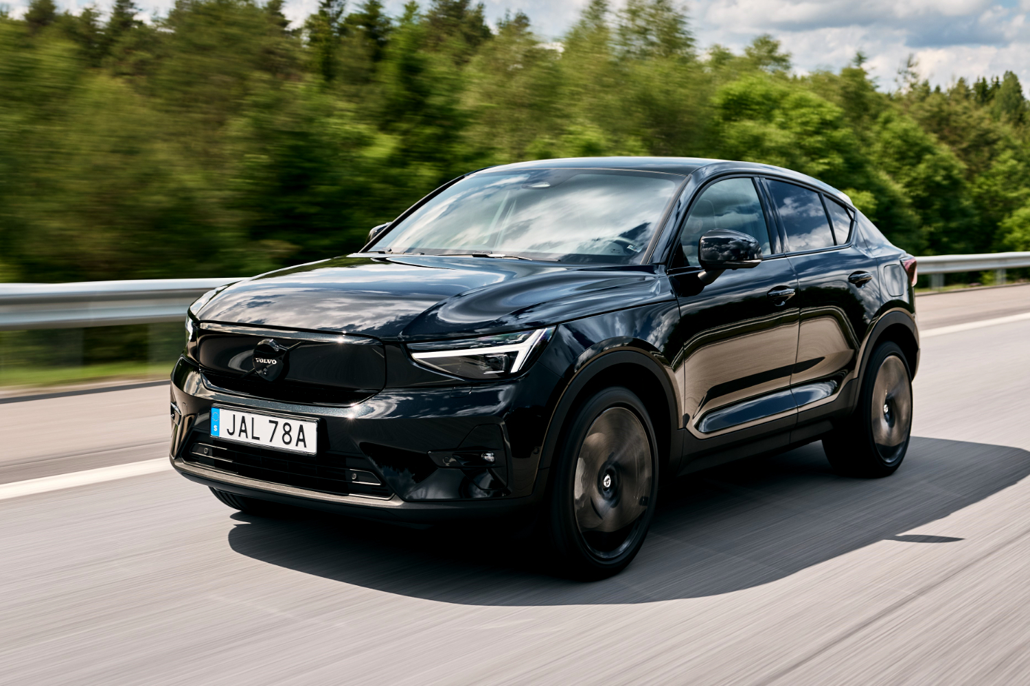 Llega a Puerto Rico el nuevo Volvo EC40 2025 Black Edition - James Lynn ...